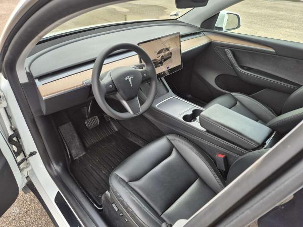 Balts Tesla Model Y 2023 Mažeikiai, ar dzinēja tilpumu 0.00 L un nobraukumu 111 tūkst. km par 21900 €, foto 8 vietnē AUTOMOTO.COM.LV