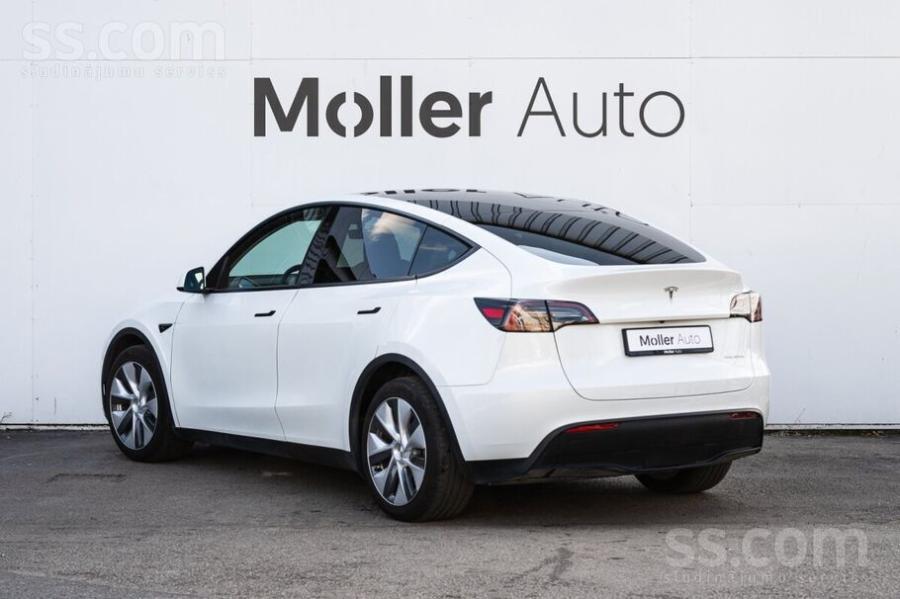 White Tesla Model Y 2023 in Riga, with an engine capacity of 0.00 L and mileage of 62 thousand km for 39500 €, photo 4 on AUTOMOTO.COM.LV