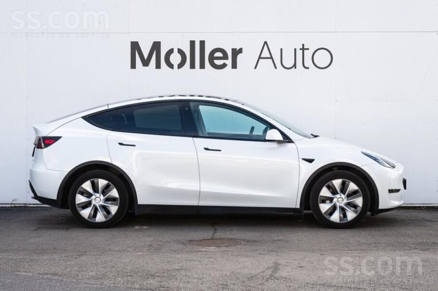 White Tesla Model Y 2023 in Riga, with an engine capacity of 0.00 L and mileage of 62 thousand km for 39500 €, photo 6 on AUTOMOTO.COM.LV