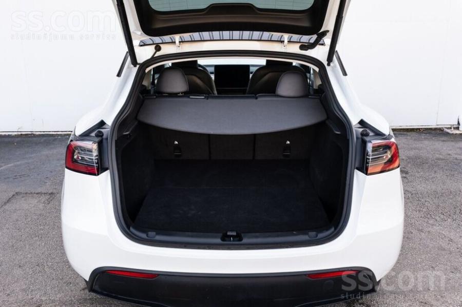 White Tesla Model Y 2023 in Riga, with an engine capacity of 0.00 L and mileage of 62 thousand km for 39500 €, photo 9 on AUTOMOTO.COM.LV