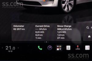 White Tesla Model Y 2023 in Riga, with an engine capacity of 0.00 L and mileage of 62 thousand km for 39500 €, photo 17 on AUTOMOTO.COM.LV