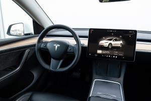 Белый Тесла Модель Y 2023 в Рига, объемом двигателя 0.00 л и пробегом 62 тыс. км за 39500 €, фото 13 на AUTOMOTO.COM.LV