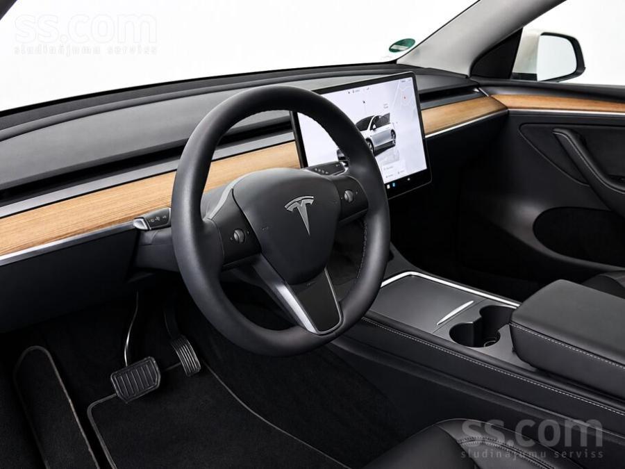 White Tesla Model Y 2023 in Riga, with an engine capacity of 0.00 L and mileage of 19 thousand km for 32900 €, photo 7 on AUTOMOTO.COM.LV