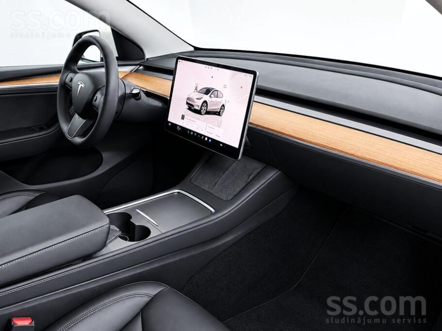White Tesla Model Y 2023 in Riga, with an engine capacity of 0.00 L and mileage of 19 thousand km for 32900 €, photo 8 on AUTOMOTO.COM.LV