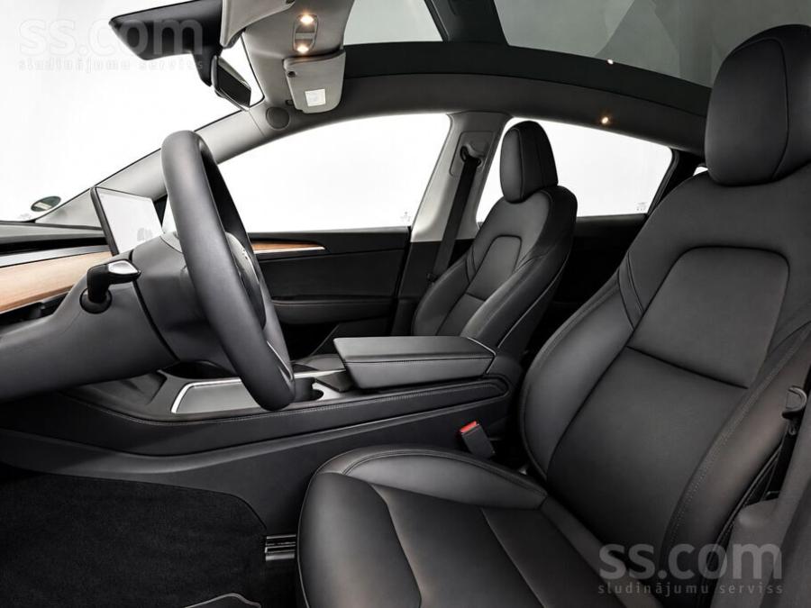 White Tesla Model Y 2023 in Riga, with an engine capacity of 0.00 L and mileage of 19 thousand km for 32900 €, photo 9 on AUTOMOTO.COM.LV