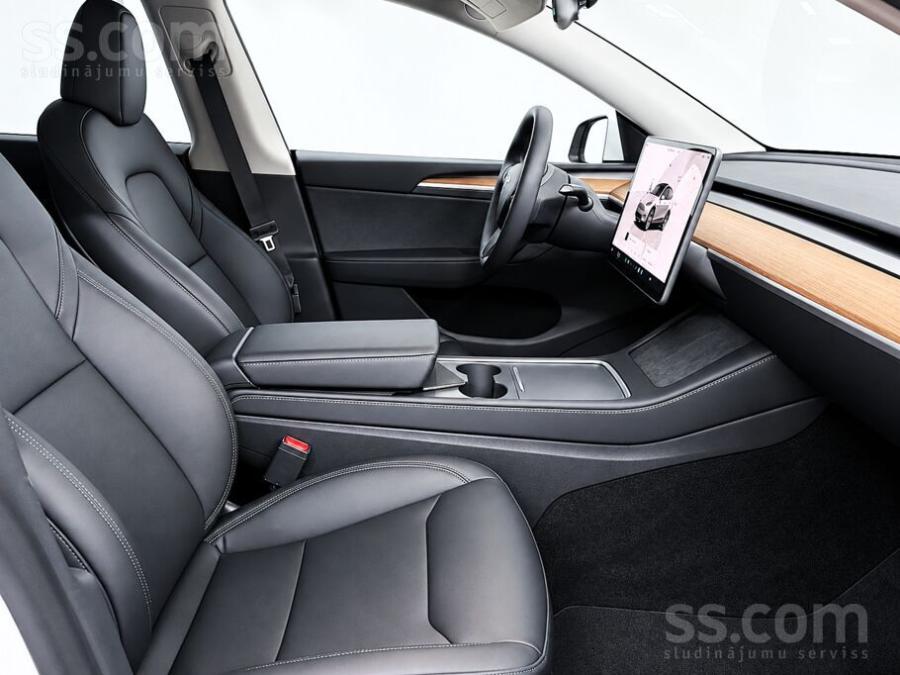 White Tesla Model Y 2023 in Riga, with an engine capacity of 0.00 L and mileage of 19 thousand km for 32900 €, photo 10 on AUTOMOTO.COM.LV