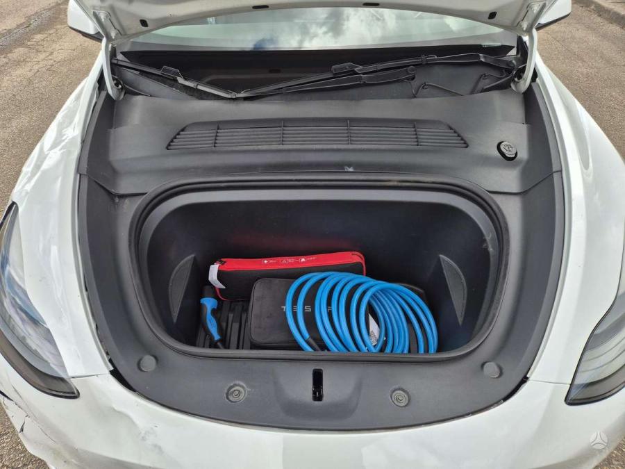 Balts Tesla Model Y 2023 Mažeikiai, ar dzinēja tilpumu 0.00 L un nobraukumu 111 tūkst. km par 20400 €, foto 16 vietnē AUTOMOTO.COM.LV