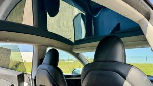 Balts Tesla Model Y 2023 Viļņa, ar dzinēja tilpumu 0.00 L un nobraukumu 50 tūkst. km par 28500 €, foto 19 vietnē AUTOMOTO.COM.LV