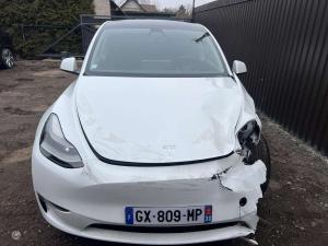White Tesla Model Y 2024 in Kaunas, with an engine capacity of 0.00 L and mileage of 79 thousand km for 17500 €, photo 2 on AUTOMOTO.COM.LV