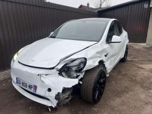 White Tesla Model Y 2024 in Kaunas, with an engine capacity of 0.00 L and mileage of 79 thousand km for 17500 €, photo 3 on AUTOMOTO.COM.LV