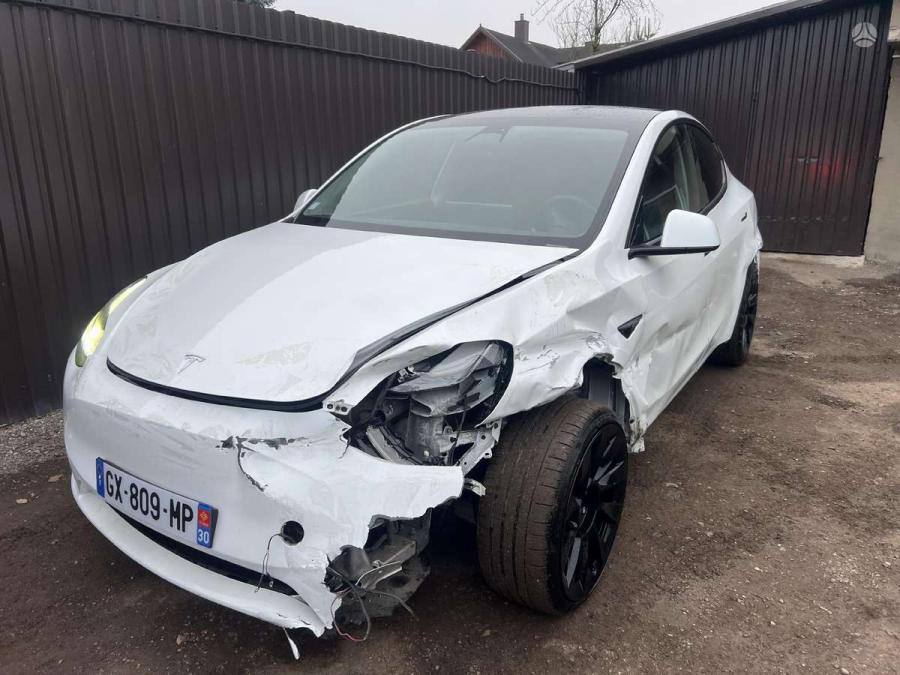 White Tesla Model Y 2024 in Kaunas, with an engine capacity of 0.00 L and mileage of 79 thousand km for 17500 €, photo 3 on AUTOMOTO.COM.LV