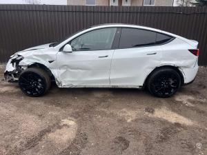 White Tesla Model Y 2024 in Kaunas, with an engine capacity of 0.00 L and mileage of 79 thousand km for 17500 €, photo 5 on AUTOMOTO.COM.LV
