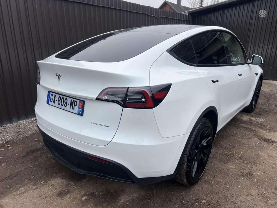 White Tesla Model Y 2024 in Kaunas, with an engine capacity of 0.00 L and mileage of 79 thousand km for 17500 €, photo 7 on AUTOMOTO.COM.LV