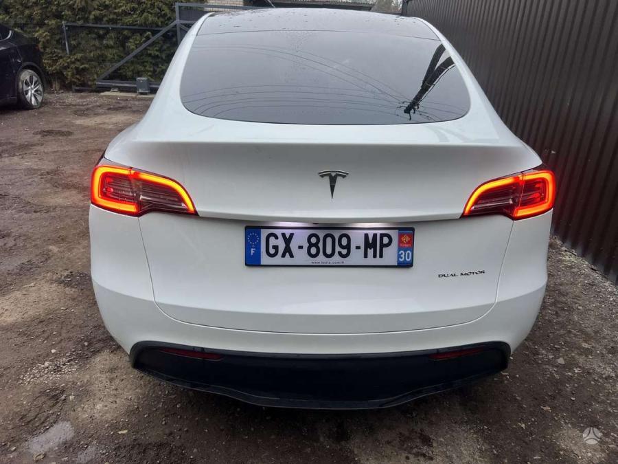 White Tesla Model Y 2024 in Kaunas, with an engine capacity of 0.00 L and mileage of 79 thousand km for 17500 €, photo 8 on AUTOMOTO.COM.LV
