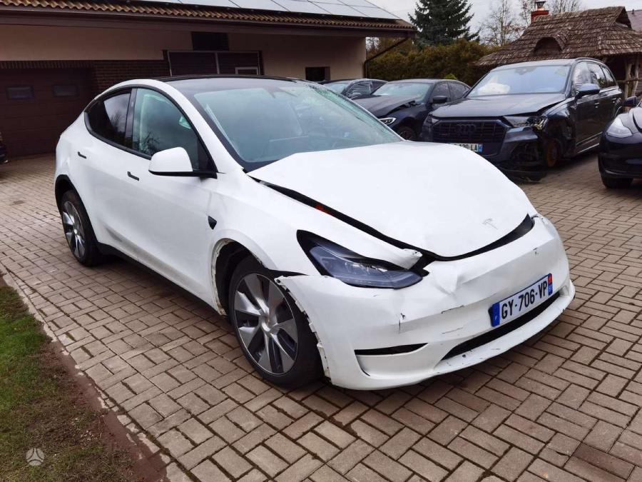 White Tesla Model Y 2024 in Kaunas, with an engine capacity of 0.00 L and mileage of 34 thousand km for 12300 €, photo 1 on AUTOMOTO.COM.LV