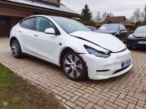 White Tesla Model Y 2024 in Kaunas, with an engine capacity of 0.00 L and mileage of 34 thousand km for 12300 €, photo 2 on AUTOMOTO.COM.LV