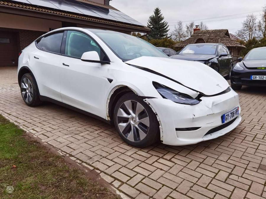 White Tesla Model Y 2024 in Kaunas, with an engine capacity of 0.00 L and mileage of 34 thousand km for 12300 €, photo 2 on AUTOMOTO.COM.LV