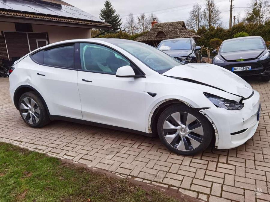 White Tesla Model Y 2024 in Kaunas, with an engine capacity of 0.00 L and mileage of 34 thousand km for 12300 €, photo 3 on AUTOMOTO.COM.LV