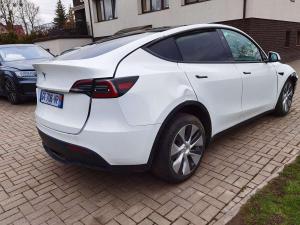 White Tesla Model Y 2024 in Kaunas, with an engine capacity of 0.00 L and mileage of 34 thousand km for 12300 €, photo 4 on AUTOMOTO.COM.LV