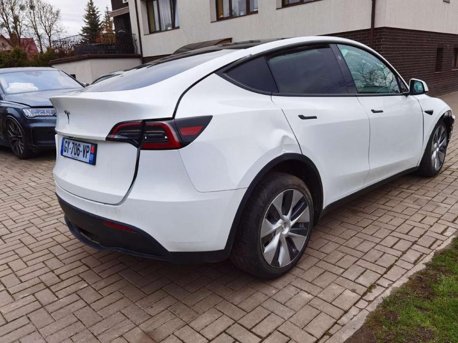 White Tesla Model Y 2024 in Kaunas, with an engine capacity of 0.00 L and mileage of 34 thousand km for 12300 €, photo 4 on AUTOMOTO.COM.LV