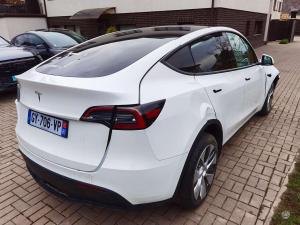 White Tesla Model Y 2024 in Kaunas, with an engine capacity of 0.00 L and mileage of 34 thousand km for 12300 €, photo 5 on AUTOMOTO.COM.LV