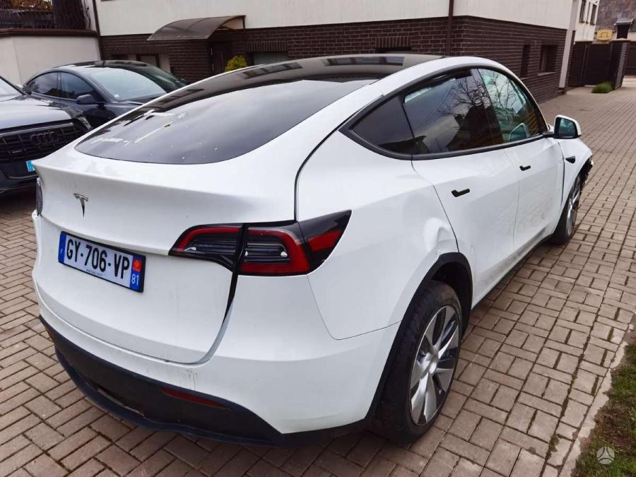 White Tesla Model Y 2024 in Kaunas, with an engine capacity of 0.00 L and mileage of 34 thousand km for 12300 €, photo 5 on AUTOMOTO.COM.LV