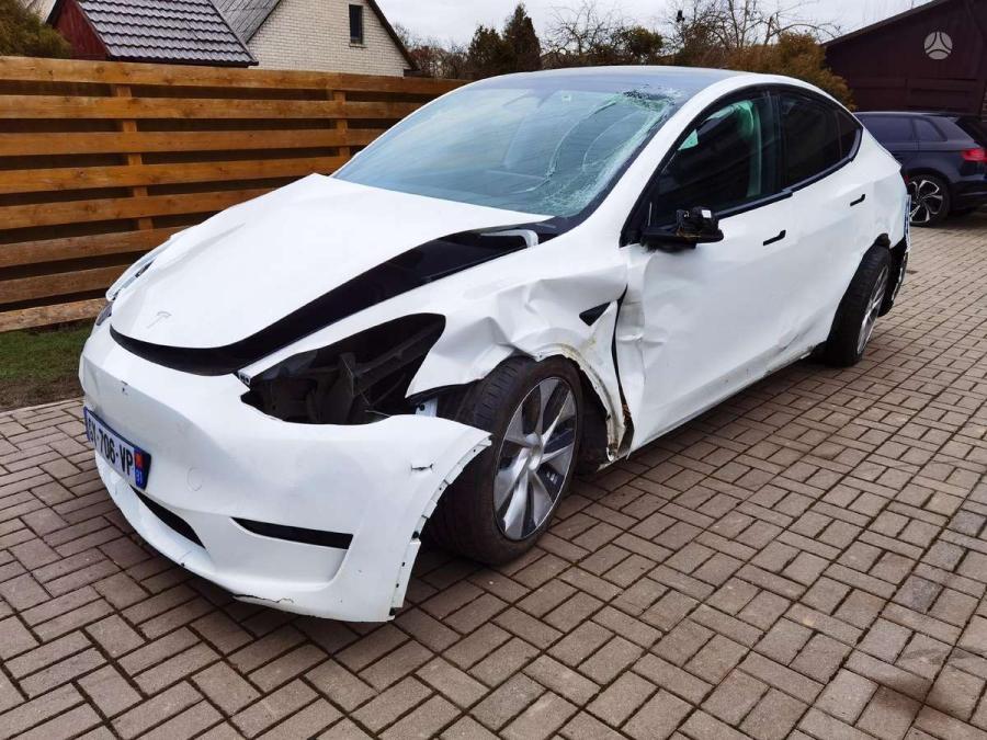 White Tesla Model Y 2024 in Kaunas, with an engine capacity of 0.00 L and mileage of 34 thousand km for 12300 €, photo 7 on AUTOMOTO.COM.LV
