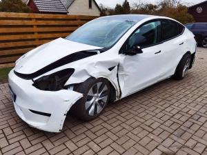 White Tesla Model Y 2024 in Kaunas, with an engine capacity of 0.00 L and mileage of 34 thousand km for 12300 €, photo 8 on AUTOMOTO.COM.LV