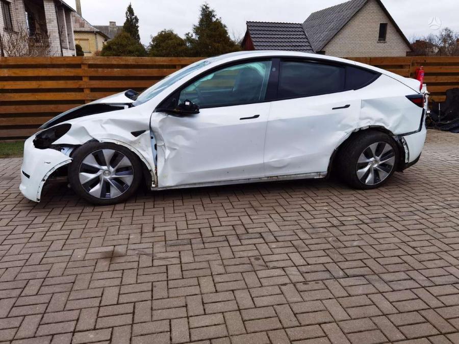 White Tesla Model Y 2024 in Kaunas, with an engine capacity of 0.00 L and mileage of 34 thousand km for 12300 €, photo 9 on AUTOMOTO.COM.LV