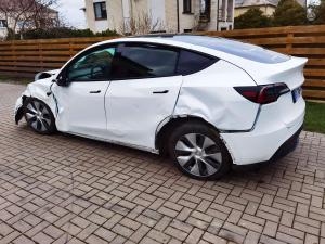 White Tesla Model Y 2024 in Kaunas, with an engine capacity of 0.00 L and mileage of 34 thousand km for 12300 €, photo 10 on AUTOMOTO.COM.LV