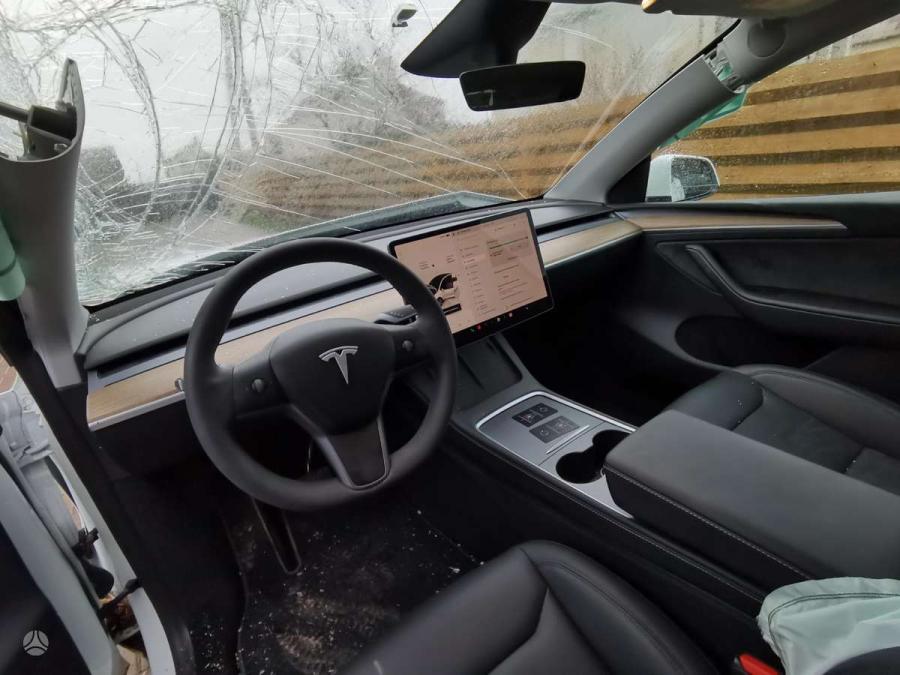 White Tesla Model Y 2024 in Kaunas, with an engine capacity of 0.00 L and mileage of 34 thousand km for 12300 €, photo 31 on AUTOMOTO.COM.LV