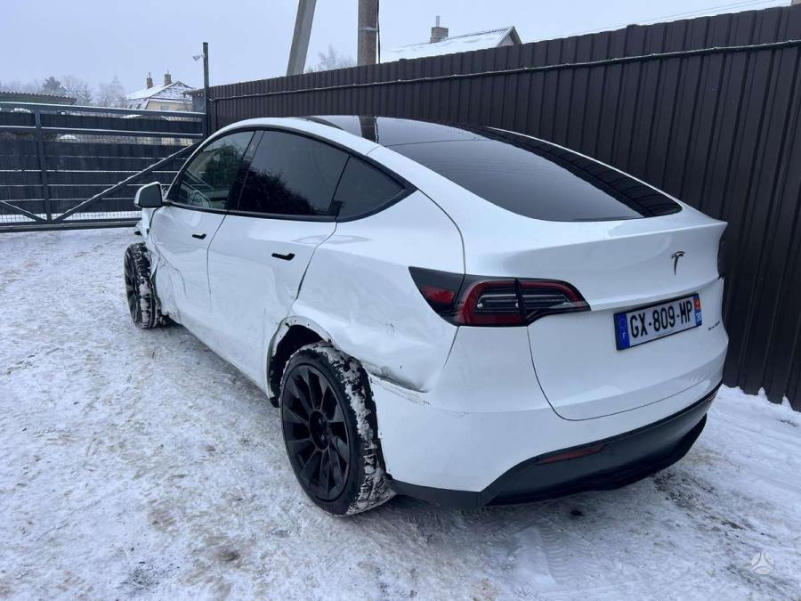 White Tesla Model Y 2024 in Kaunas, with an engine capacity of 0.00 L and mileage of 78 thousand km for 17700 €, photo 5 on AUTOMOTO.COM.LV