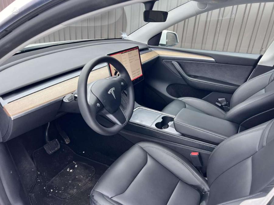 White Tesla Model Y 2024 in Kaunas, with an engine capacity of 0.00 L and mileage of 78 thousand km for 17700 €, photo 7 on AUTOMOTO.COM.LV