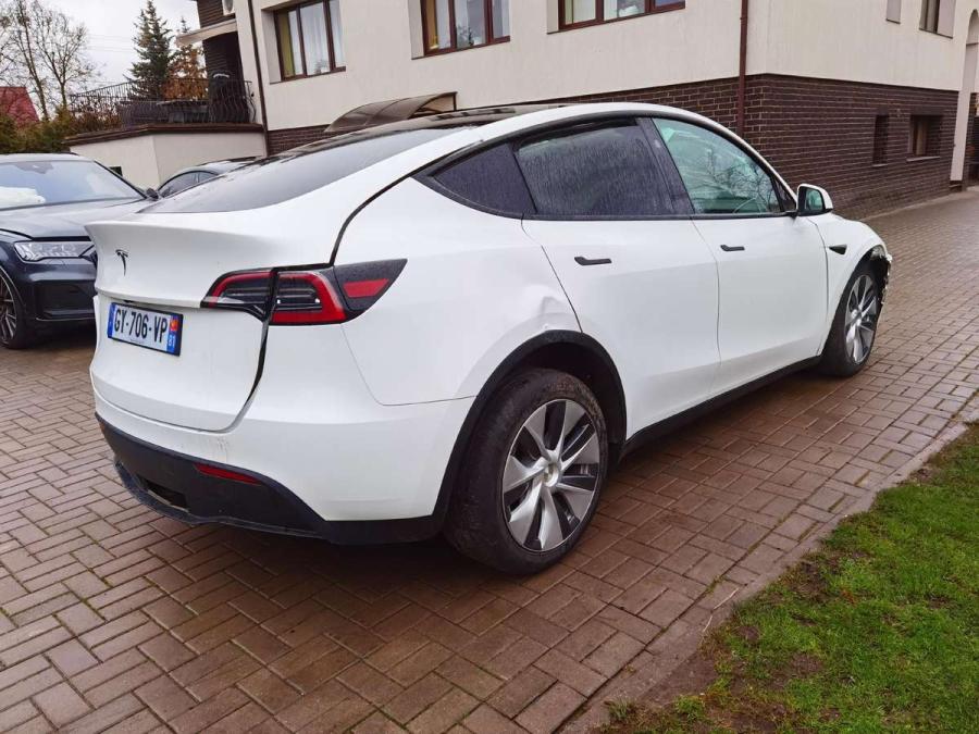 Balts Tesla Model Y 2024 Kauņa, ar dzinēja tilpumu 0.00 L un nobraukumu 35 tūkst. km par 10600 €, foto 1 vietnē AUTOMOTO.COM.LV