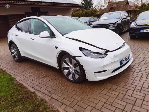 Balts Tesla Model Y 2024 Kauņa, ar dzinēja tilpumu 0.00 L un nobraukumu 35 tūkst. km par 10600 €, foto 2 vietnē AUTOMOTO.COM.LV