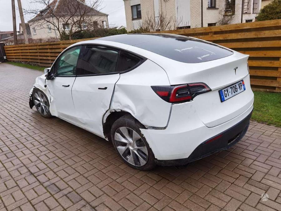 Balts Tesla Model Y 2024 Kauņa, ar dzinēja tilpumu 0.00 L un nobraukumu 35 tūkst. km par 10600 €, foto 12 vietnē AUTOMOTO.COM.LV