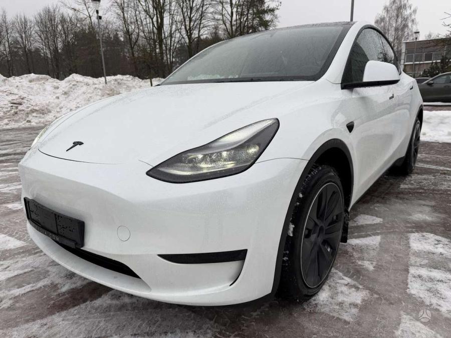White Tesla Model Y 2024 in Vilnius, with an engine capacity of 0.00 L and mileage of 21 thousand km for 31900 €, photo 1 on AUTOMOTO.COM.LV