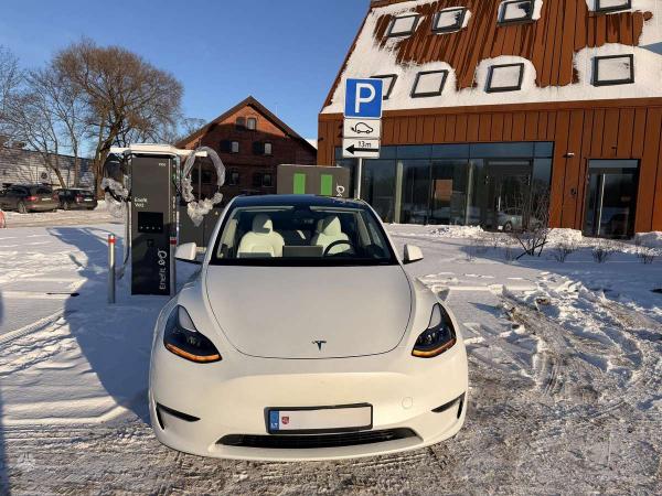 Balts Tesla Model Y 2024 Klaipėda, ar dzinēja tilpumu 0.00 L un nobraukumu 46 tūkst. km par 45500 €, foto 2 vietnē AUTOMOTO.COM.LV
