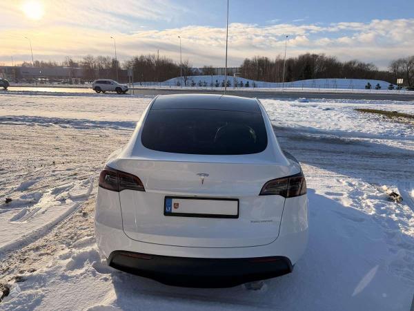 Balts Tesla Model Y 2024 Klaipėda, ar dzinēja tilpumu 0.00 L un nobraukumu 46 tūkst. km par 45500 €, foto 4 vietnē AUTOMOTO.COM.LV