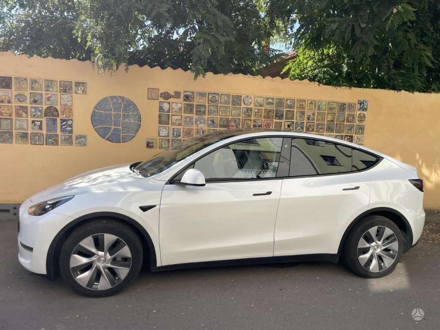White Tesla Model Y 2024 in Klaipeda, with an engine capacity of 0.00 L and mileage of 46 thousand km for 45500 €, photo 8 on AUTOMOTO.COM.LV