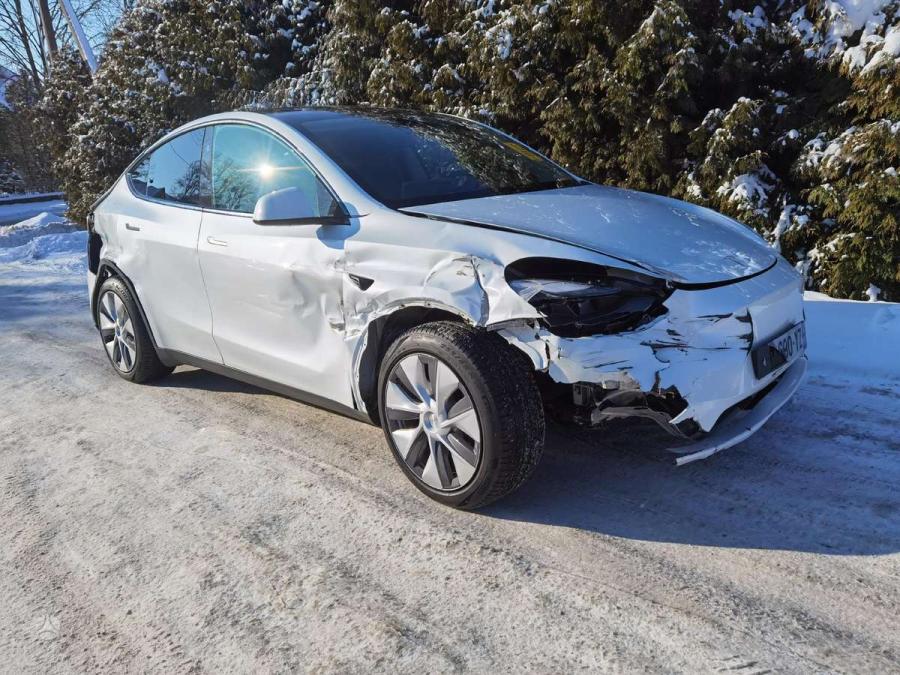 Balts Tesla Model Y 2024 Kauņa, ar dzinēja tilpumu 0.00 L un nobraukumu 48 tūkst. km par 15500 €, foto 22 vietnē AUTOMOTO.COM.LV