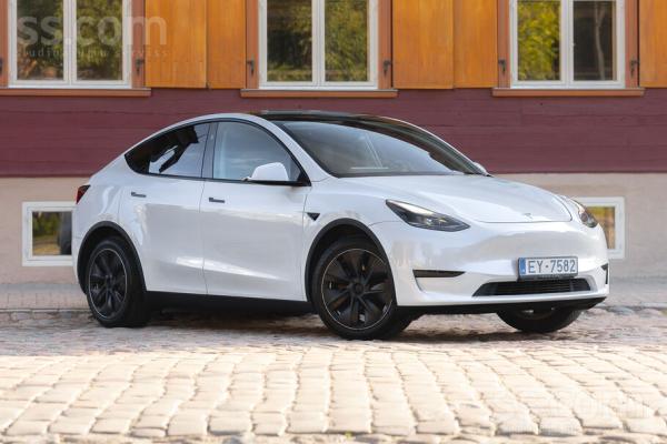 White Tesla Model Y 2024 in Jelgava, with an engine capacity of 0.00 L and mileage of 30 thousand km for 35000 €, photo 1 on AUTOMOTO.COM.LV