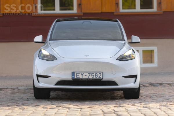 White Tesla Model Y 2024 in Jelgava, with an engine capacity of 0.00 L and mileage of 30 thousand km for 35000 €, photo 2 on AUTOMOTO.COM.LV
