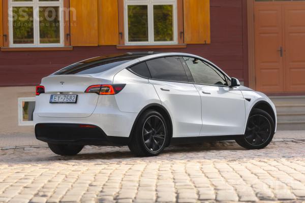 White Tesla Model Y 2024 in Jelgava, with an engine capacity of 0.00 L and mileage of 30 thousand km for 35000 €, photo 4 on AUTOMOTO.COM.LV