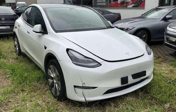 White Tesla Model Y 2024 in Kaunas, with an engine capacity of 0.00 L and mileage of 68 thousand km for 29490 €, photo 1 on AUTOMOTO.COM.LV