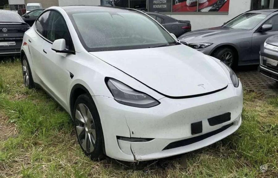 Balts Tesla Model Y 2024 Kauņa, ar dzinēja tilpumu 0.00 L un nobraukumu 68 tūkst. km par 29490 €, foto 1 vietnē AUTOMOTO.COM.LV