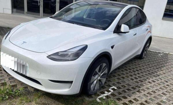White Tesla Model Y 2024 in Kaunas, with an engine capacity of 0.00 L and mileage of 68 thousand km for 29490 €, photo 4 on AUTOMOTO.COM.LV
