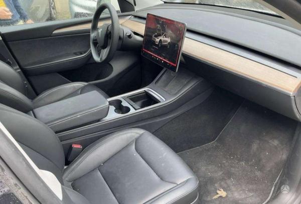 White Tesla Model Y 2024 in Kaunas, with an engine capacity of 0.00 L and mileage of 68 thousand km for 29490 €, photo 5 on AUTOMOTO.COM.LV