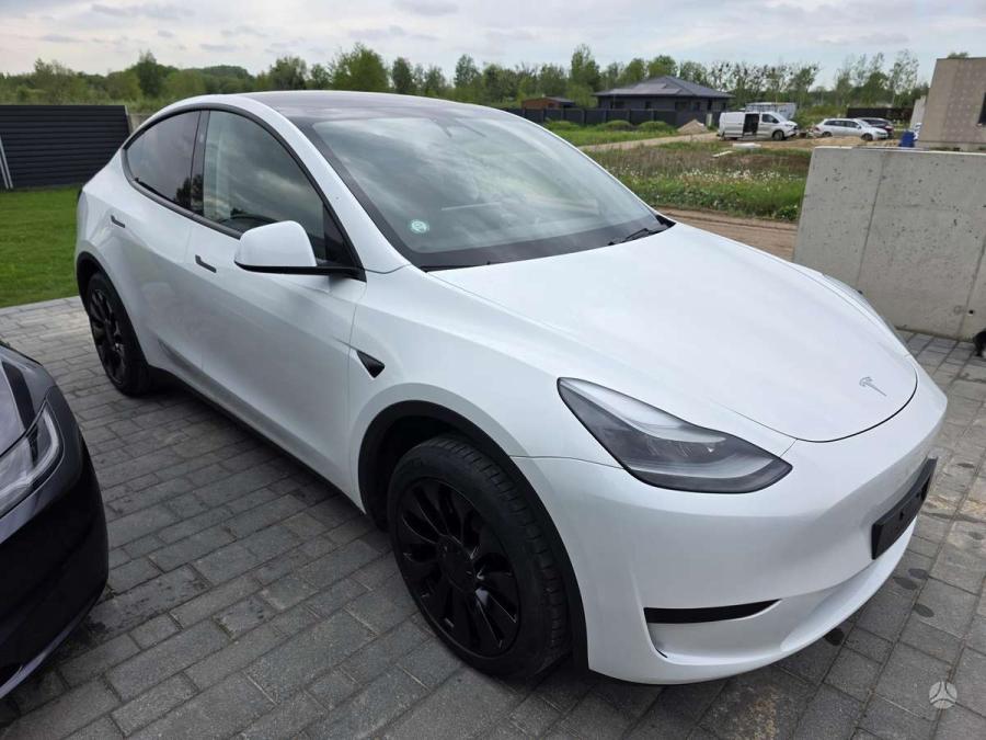 White Tesla Model Y 2024 in Kaunas, with an engine capacity of 0.00 L and mileage of 45 thousand km for 29900 €, photo 1 on AUTOMOTO.COM.LV