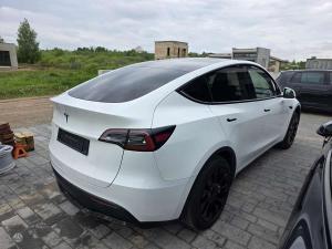 White Tesla Model Y 2024 in Kaunas, with an engine capacity of 0.00 L and mileage of 45 thousand km for 29900 €, photo 3 on AUTOMOTO.COM.LV